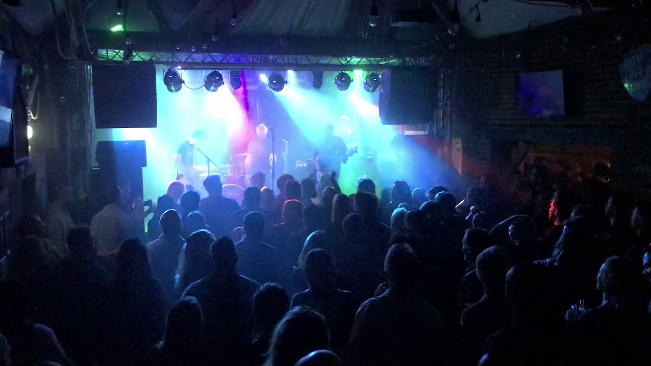 A bit of a Blur- Pop scene into song 2 at mk11 - YouTube