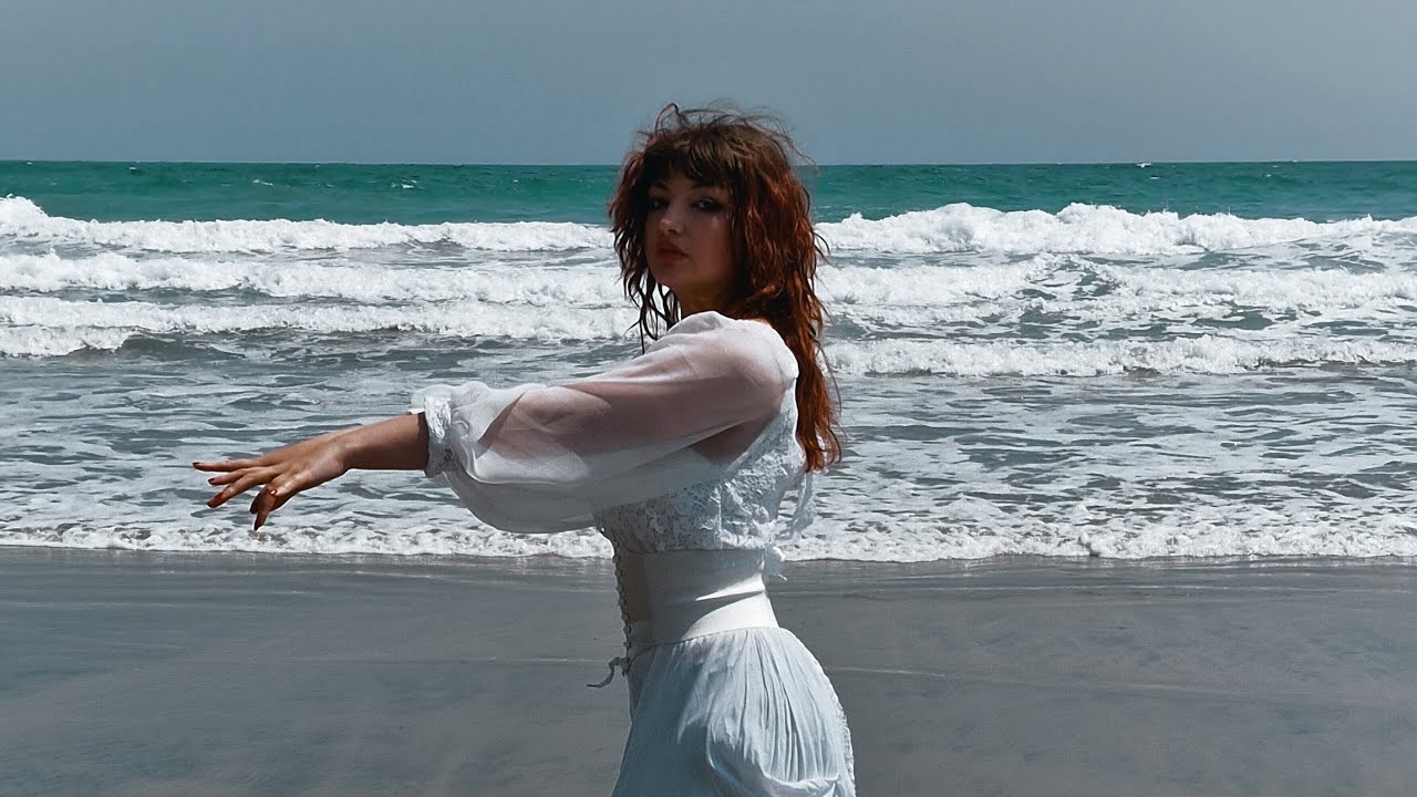 KATE BUSH - Wuthering Heights dance and lipsinc - YouTube