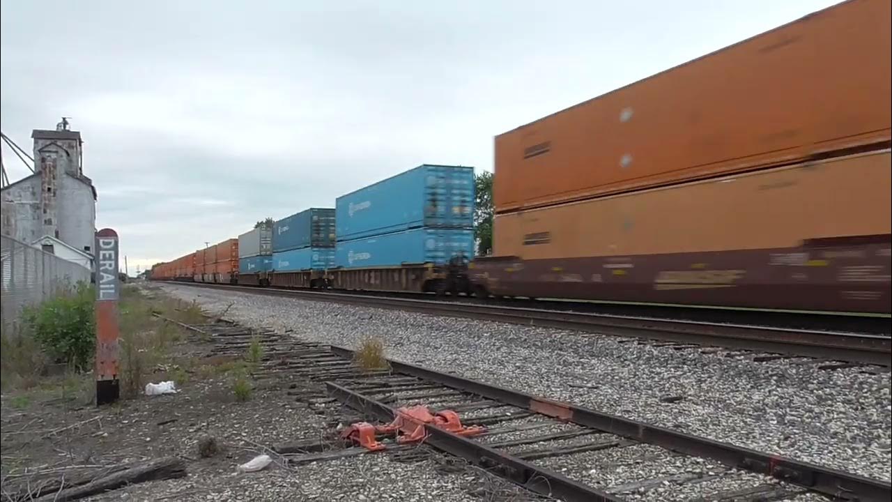 BNSF 5342 Leads a Z West through Mazon, IL - YouTube