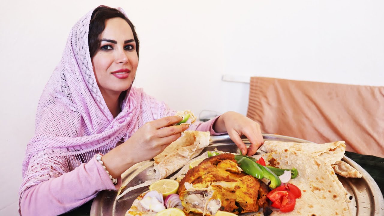 morgh e Shekam por 🐔 - Cooking chicken in charcoal - tandoori chicken ...