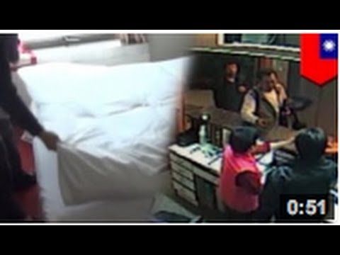 Un guide touristique fait caca dans son lit - YouTube