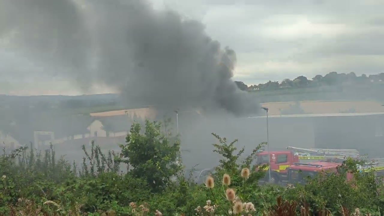 KFC Evesham on fire. Fears of burning petrol station next to it - YouTube