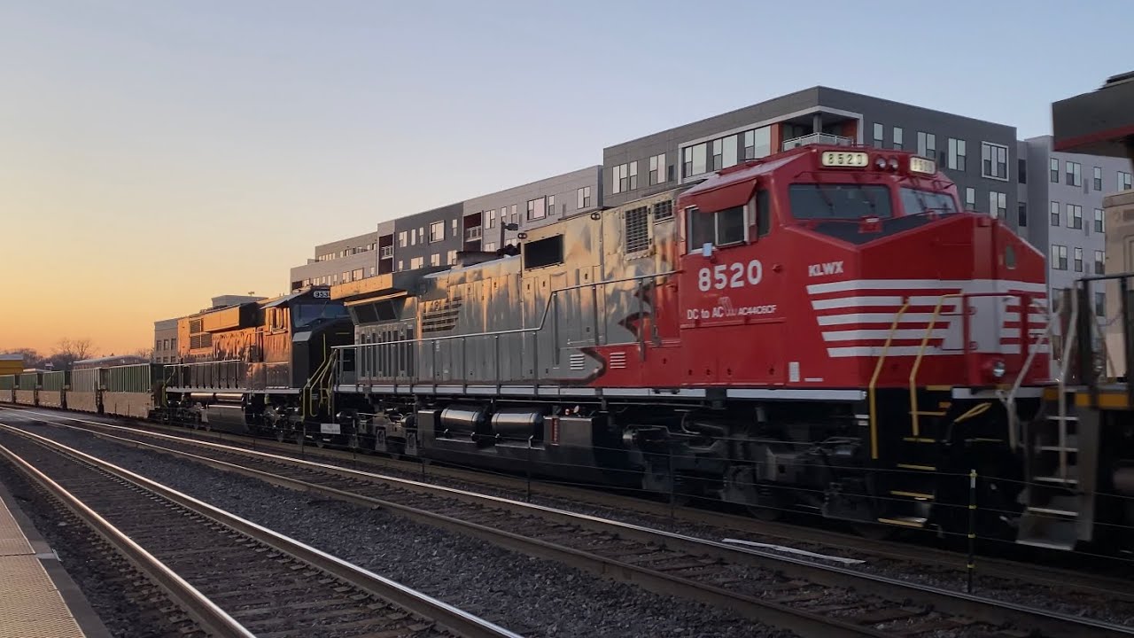 KLWX 8520 and 9530 trail on MNPPR through Elmhurst - YouTube