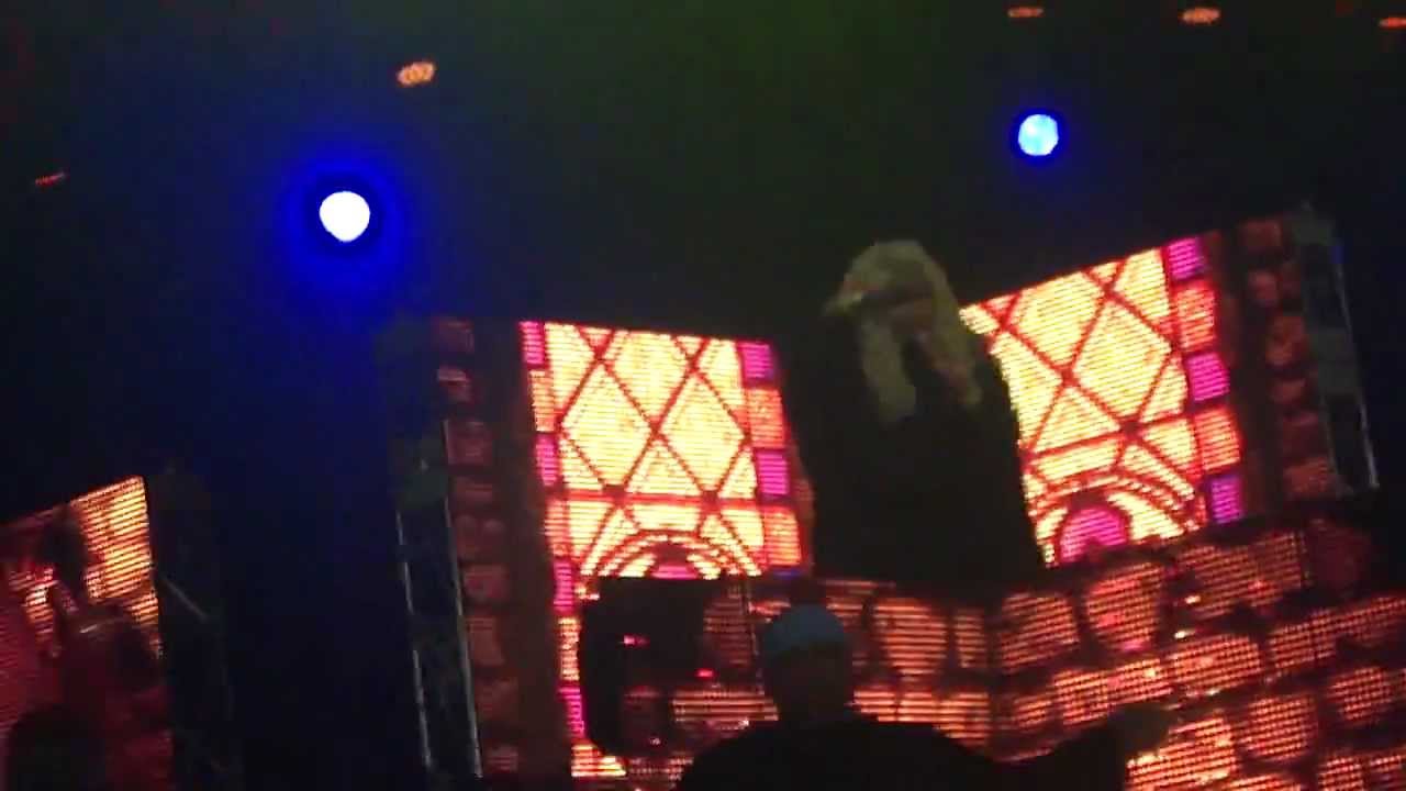 Nicki Minaj - Intro + Roman Holiday [live HD] - YouTube