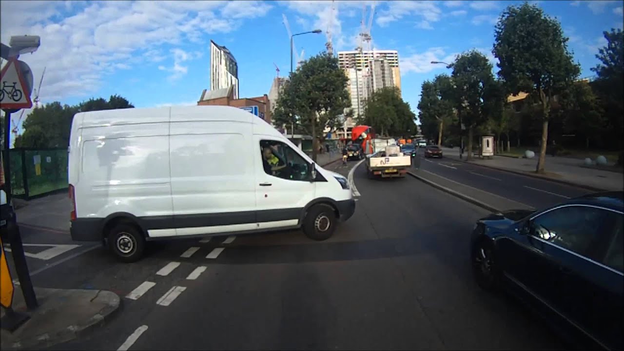 Closs pass + bus lane driving + pull out = London commute - YouTube