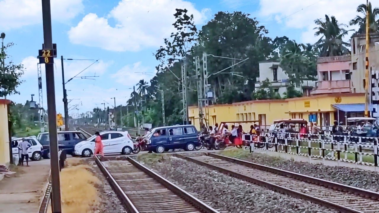Busy people in railgate level-crossing | gateman delays to close ...