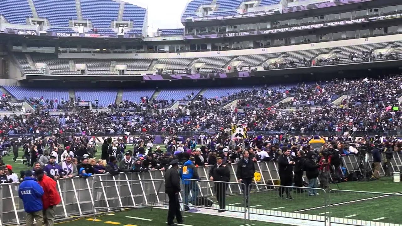 Crowd running towards the stage.. - YouTube