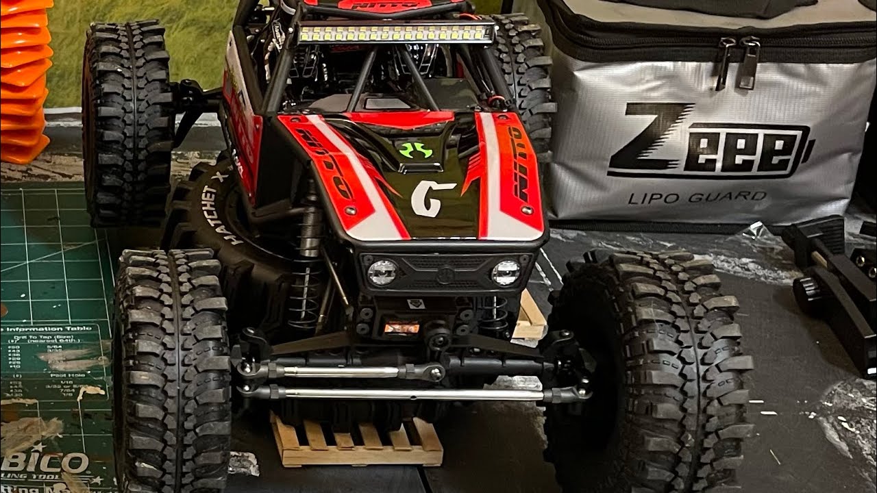 Rc Capra truck on the trail with snow - YouTube