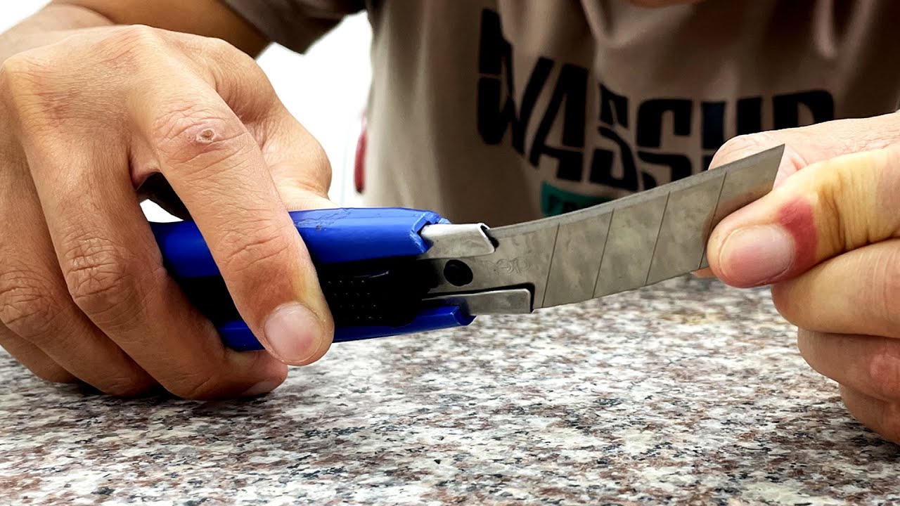 Breaking a Box Cutter Blade Safely - YouTube