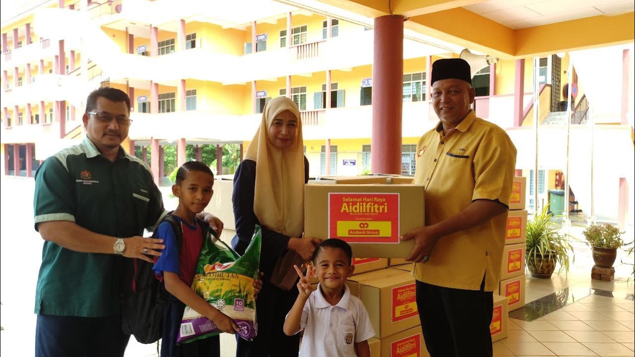 Sumbangan Hamper Makanan Ambank Untuk Sekolah Angkat - YouTube