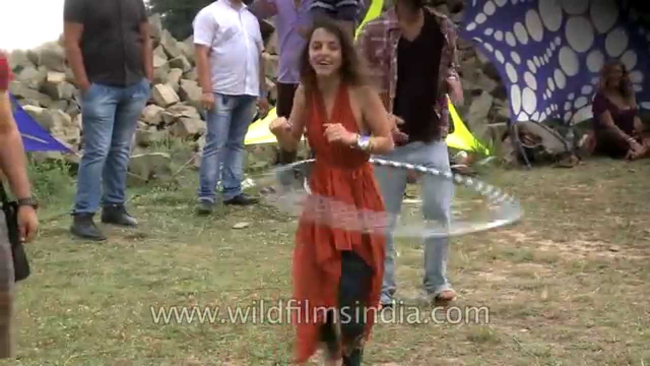 Hula Hoop dancer in India - YouTube