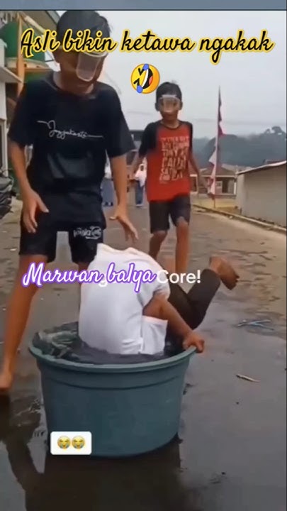 video lucu lomba terkocak disuruh mindahin air malah masuk bikin ketawa ngakak #shorts # ...