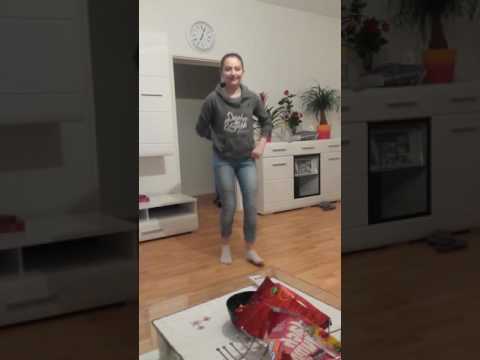 Devojka igra kolo