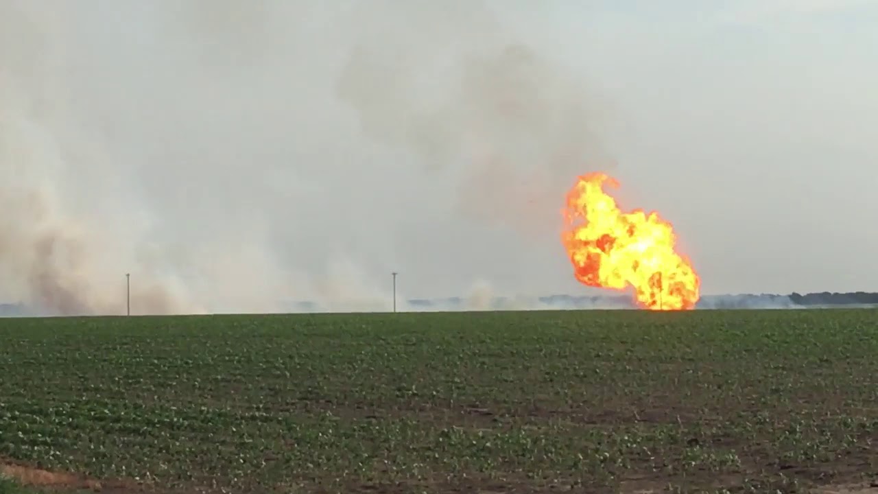Natural gas pipeline fire near Hesston - YouTube