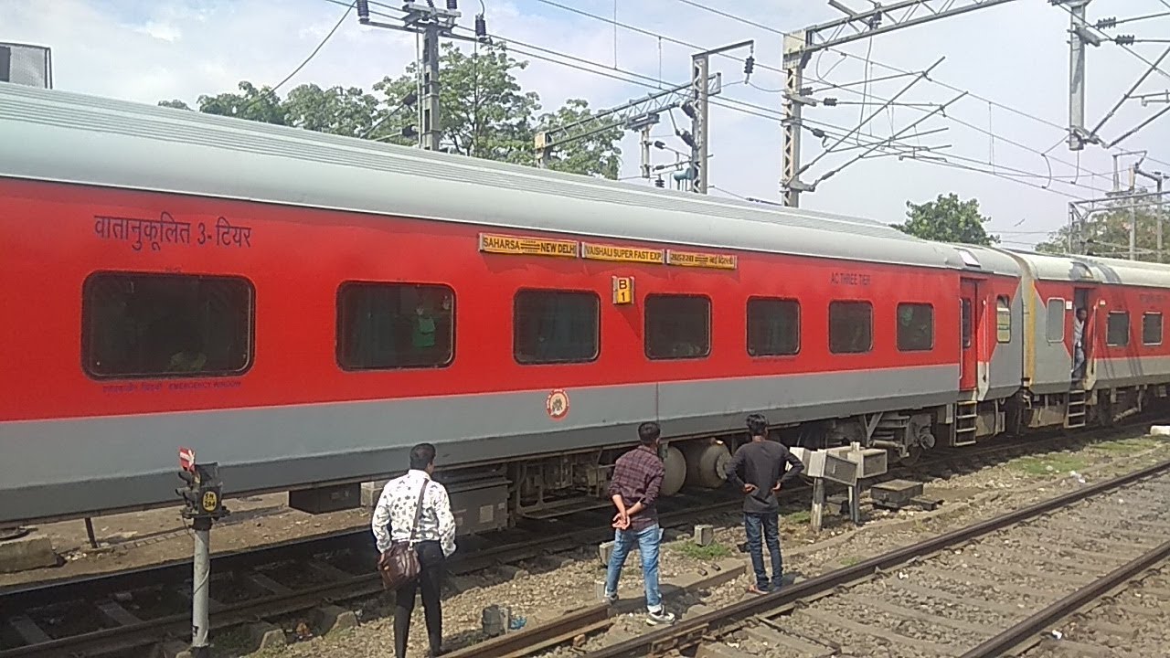12553 Vaishali SF Express (Saharsa - New Delhi) Arriving At Hajipur ...