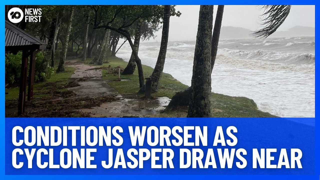 Conditions Worsen As Cyclone Jasper Draws Near | 10 News First - YouTube