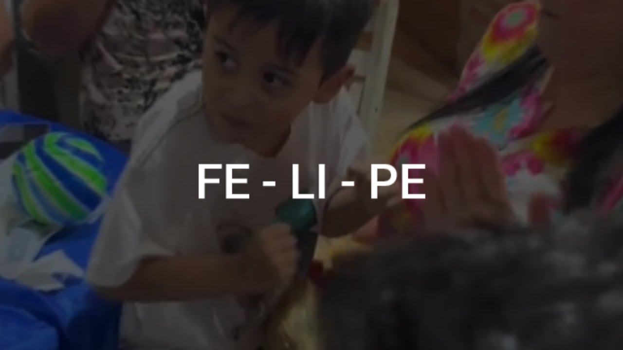 Usted amiguito mira como mueve los hombritos y como se llama usted FE ...