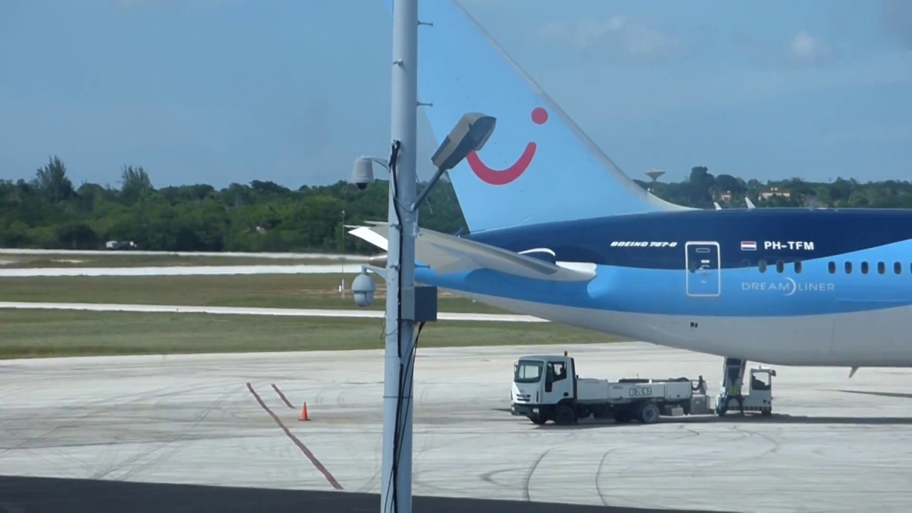 Boeing B787-800 Dreamliner APU Exhaust HD - YouTube