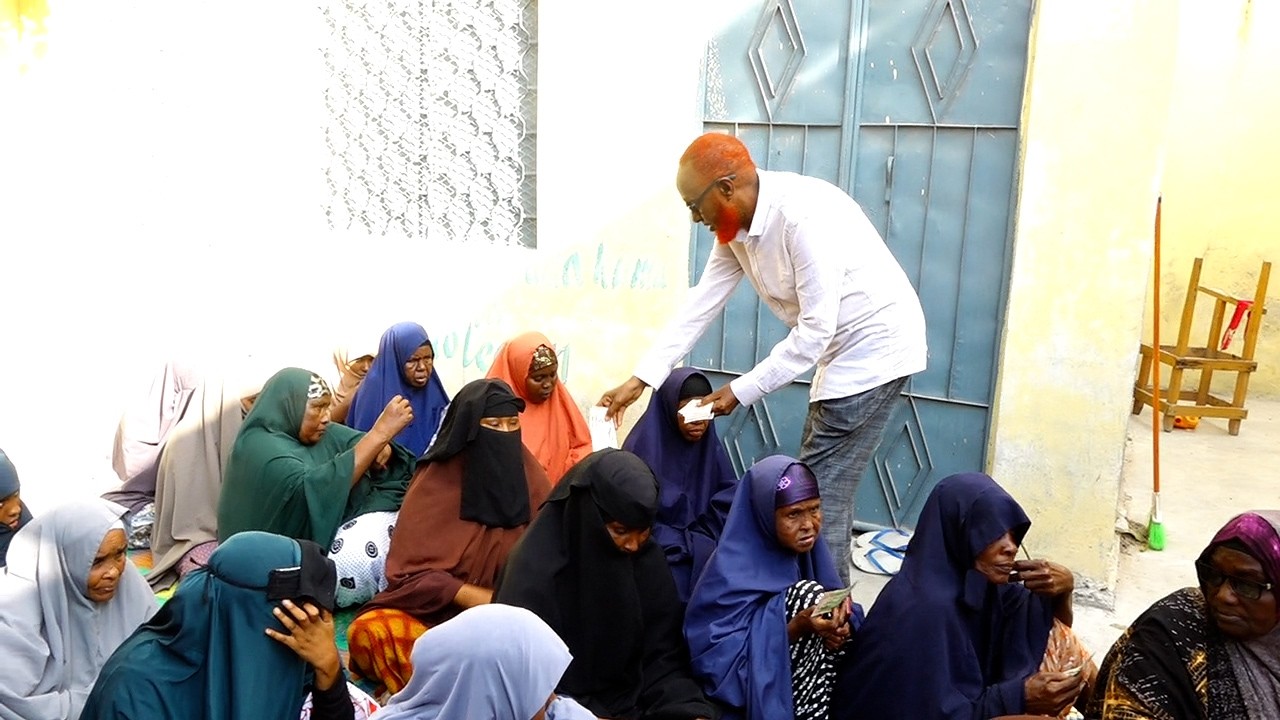 Hormuud Salaam Foundation oo deeq lacageed ku garab istaagtay haweenka ...