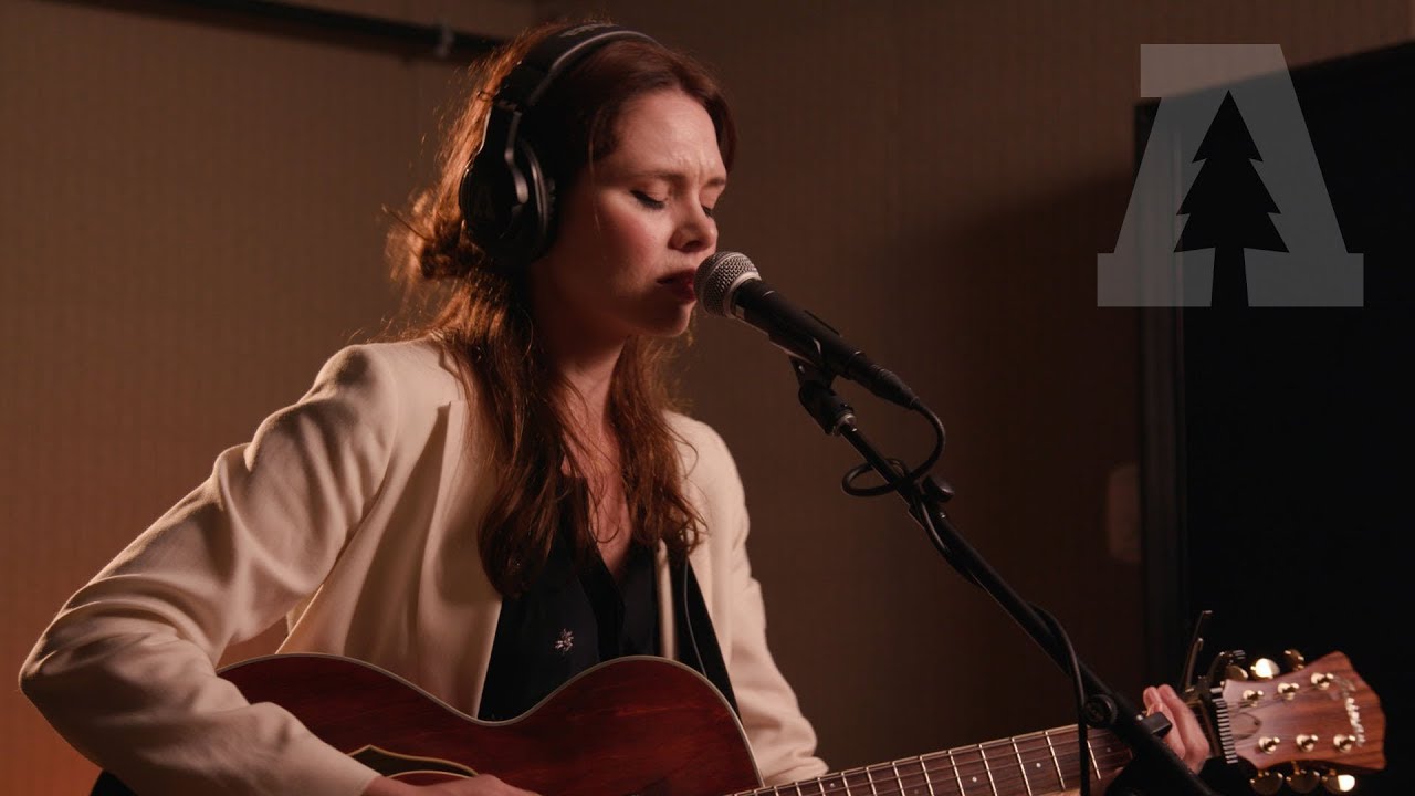 Suzanne Santo - Blood on Your Knees | Audiotree Live - YouTube