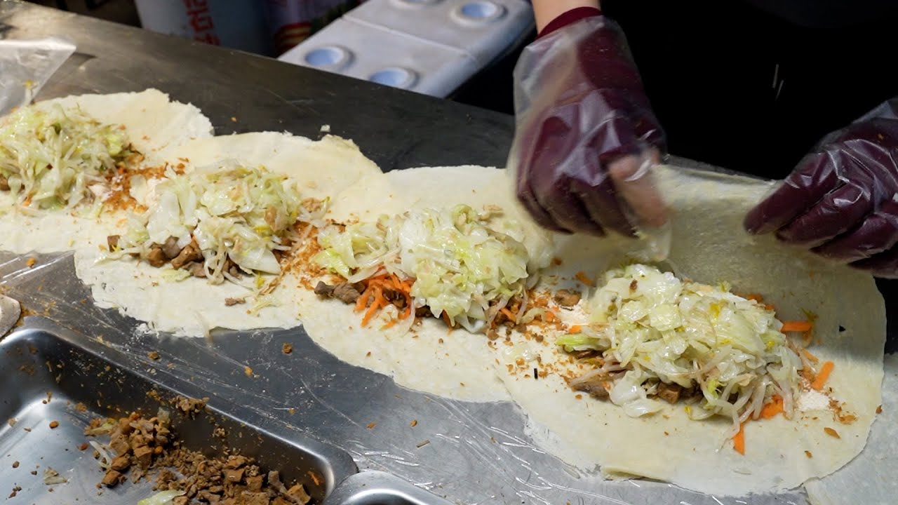 Very popular spring rolls! if you want to eat, you have to wait in line ...
