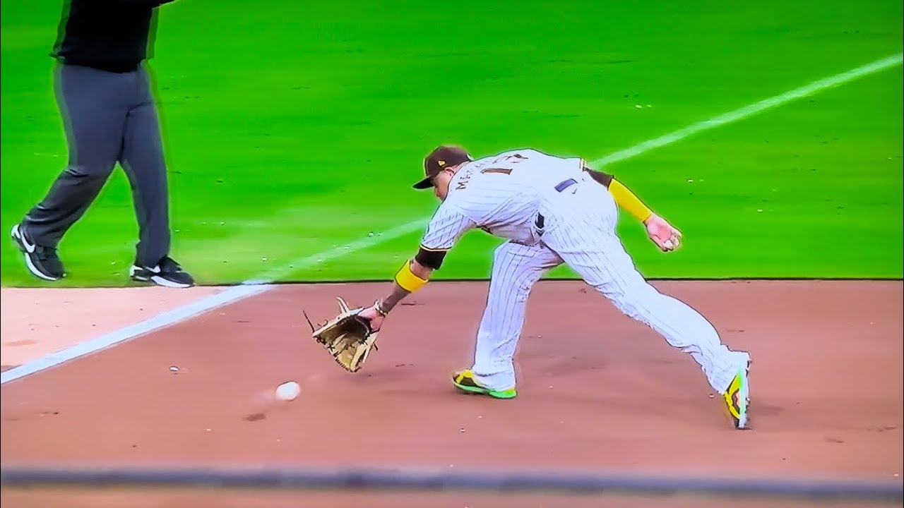Manny MACHADO!!!!!!! Incredible defensive play vs Cubs 06/05/23 - YouTube
