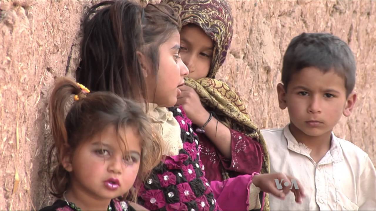 Pakistani School Helps Slum Kids - YouTube