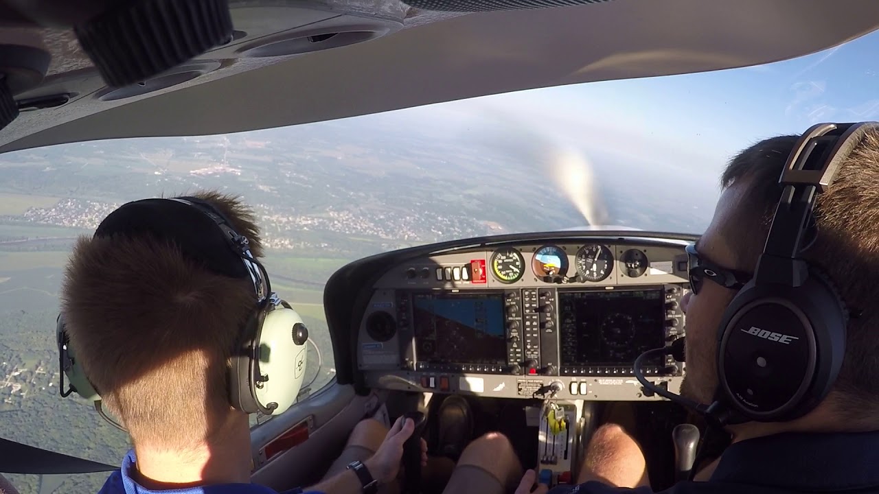 DA 40 Cruise Checklist and clearing turn - YouTube