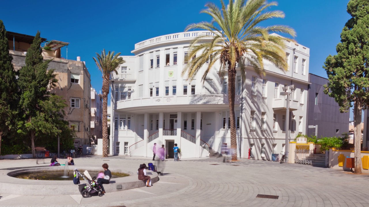 Time lapse of a busy plaza in front of a white building - YouTube
