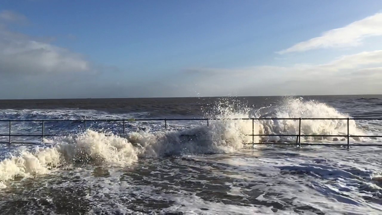 Waves crashing over the pier at Gorleston - YouTube