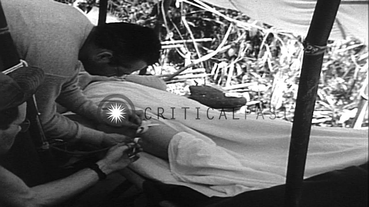 United States Captain R.D.Underwood treats wounded soldiers in ...