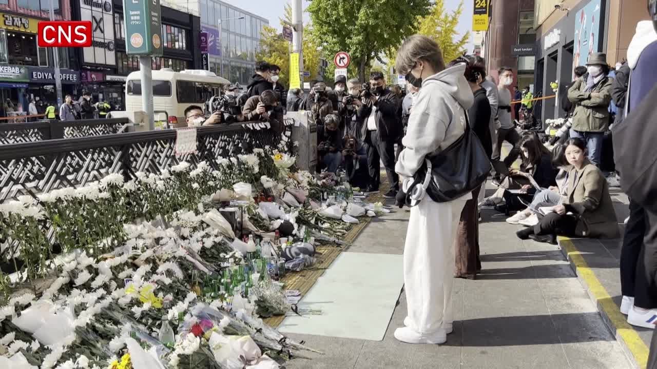 People pay tribute to victims of stampede in South Korea - YouTube