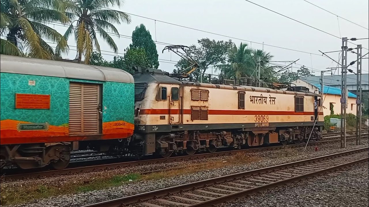 22832 Sri Sathya Sai prashanthi Nilayam ~ Howrah sf Express ...