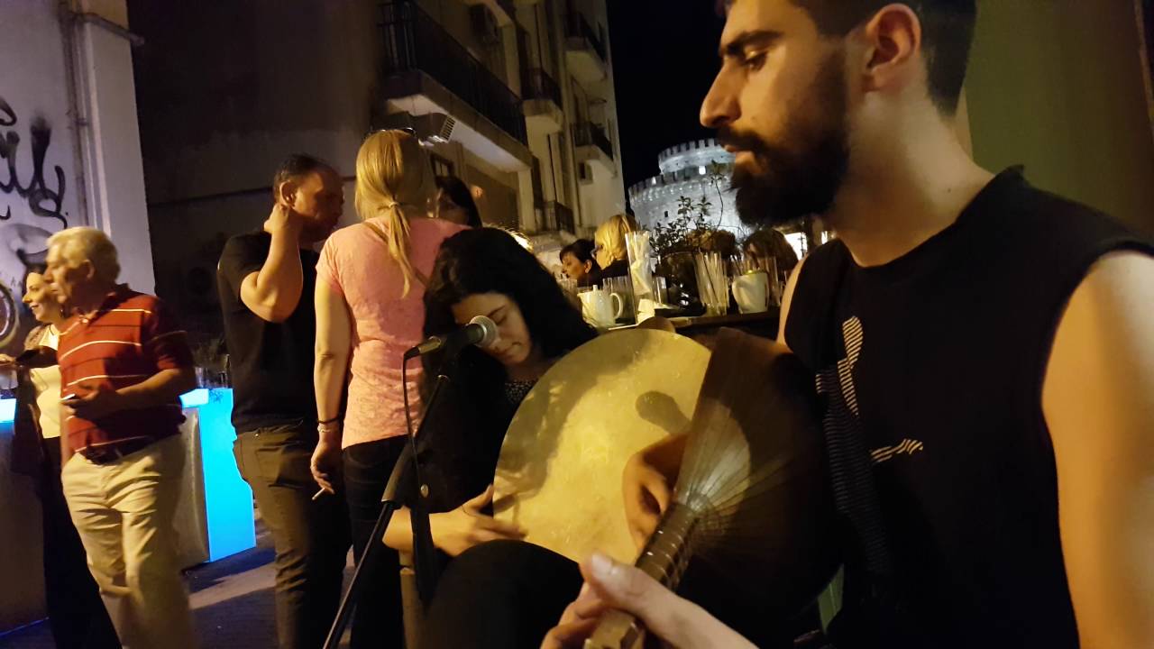 Τα παιδιά της γειτονιάς σου - Μαρία Ευλαβή - Γιωργής Σηφάκης - YouTube
