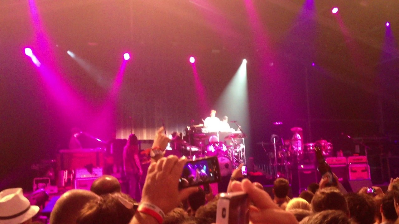 Kid Rock scratching/smoking/drinking while performing at the 2012 RNC ...