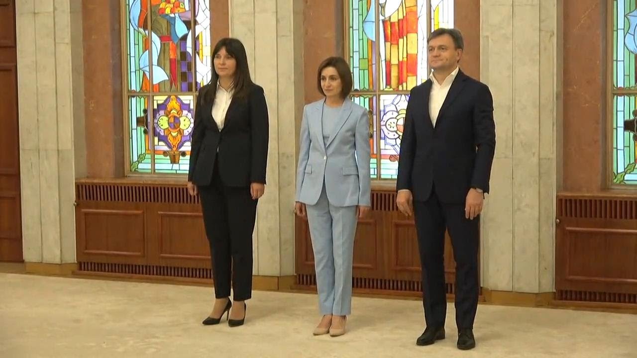 Depunerea jurământului de învestire în funcție a ministrei Finanțelor ...