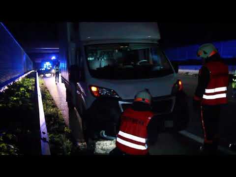 Auto schleudert auf A1 in Leitschiene: Zwei Verletzte