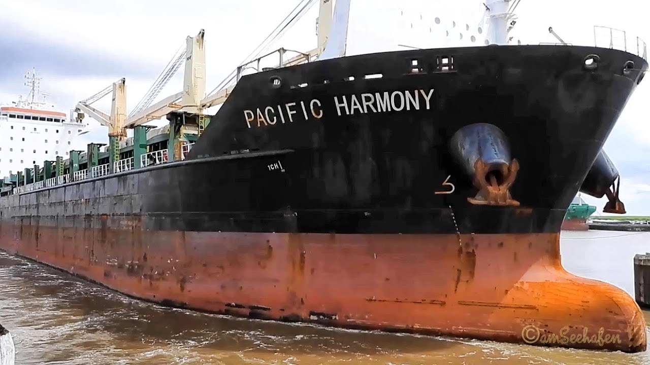 Einschleusung Seeschiff PACIFIC HARMONY geared cargo seaship + tug ...