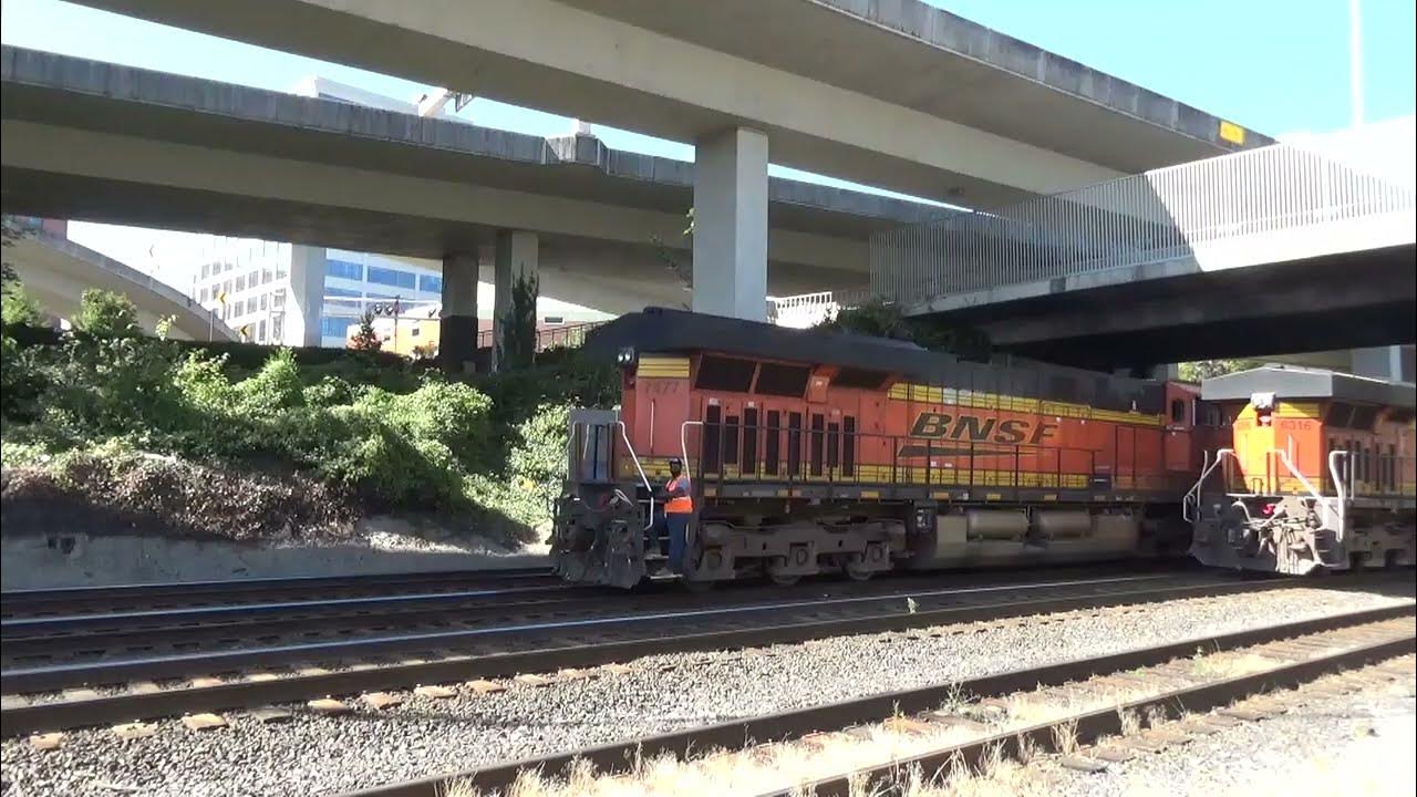 (Northbound) BNSF Power Move passes through 21ST Street. - YouTube