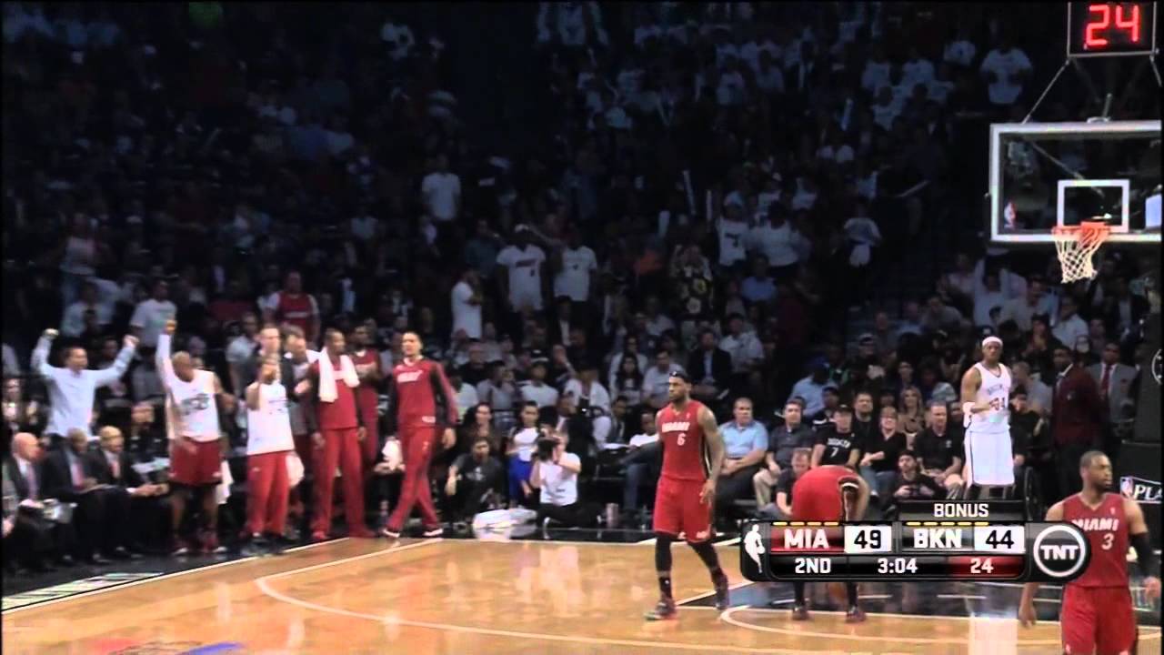 LeBron tomahawk dunk in Game 4 - YouTube