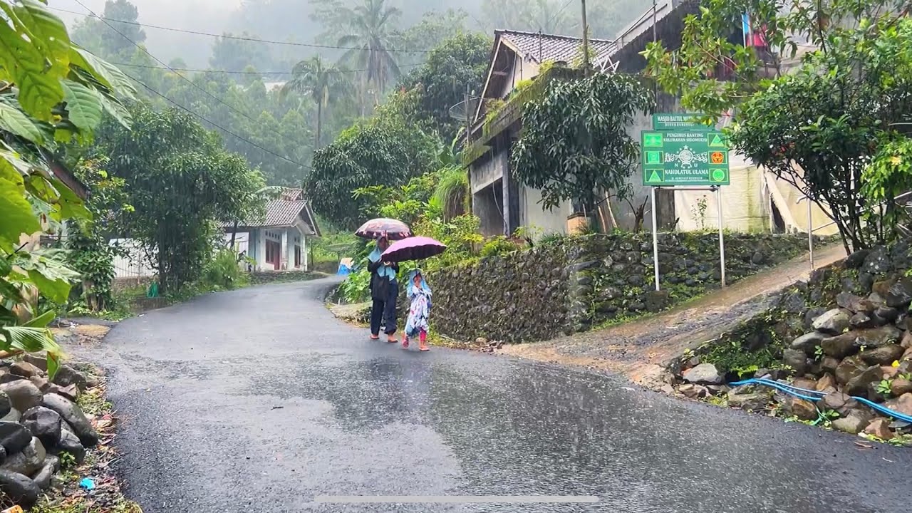 Heavy rain in Lebakbarang||a beautiful and relaxing rural atmosphere ...