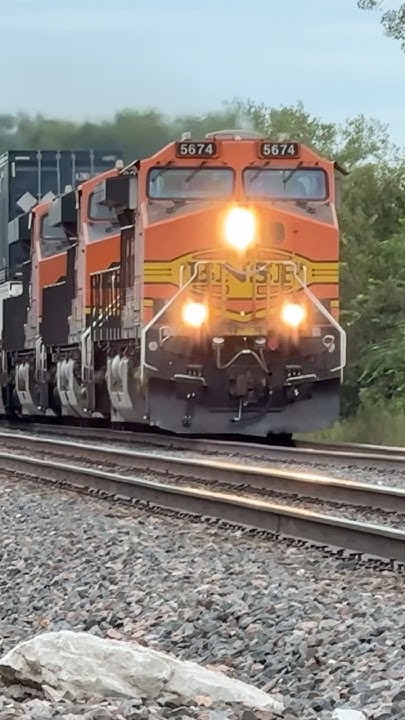BNSF AC44CW leads BNSF Intermodal Q train! #train #bnsfrailway #bnsftrains #bnsf - YouTube
