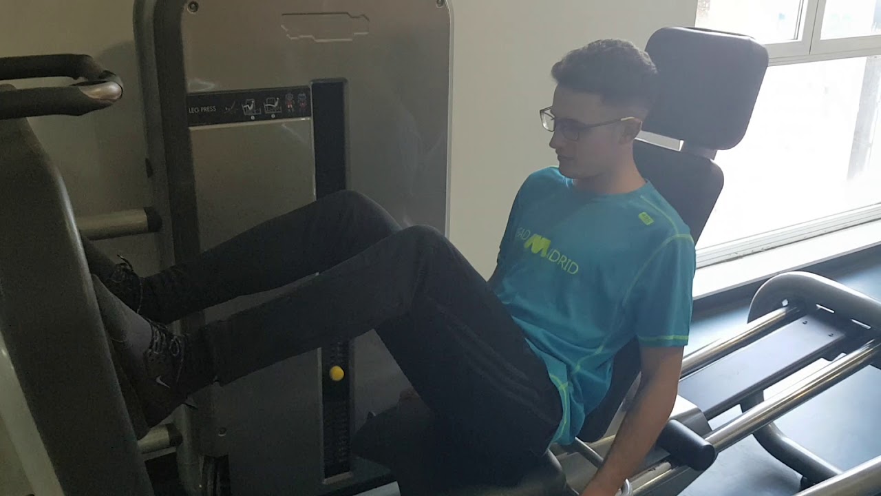 Prensa media en máquina sentado a 2 piernas medio simultáneo ...