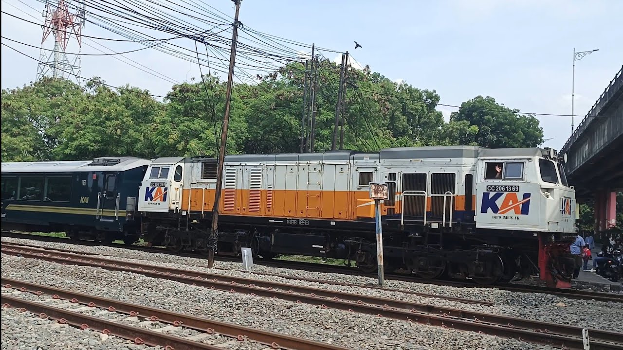 Hunting Kereta Api di St. Kiaracondong - YouTube