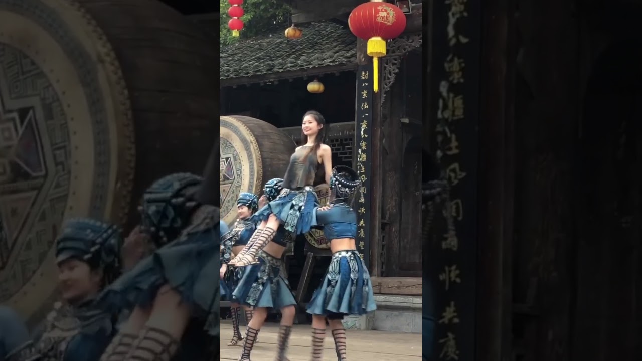 Beautiful traditional Chinese girls dancing - YouTube