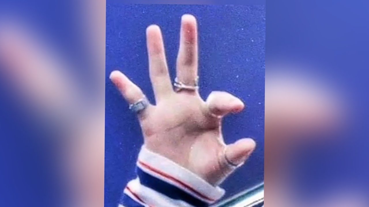 Jimin's Pinky Finger 😍 - YouTube