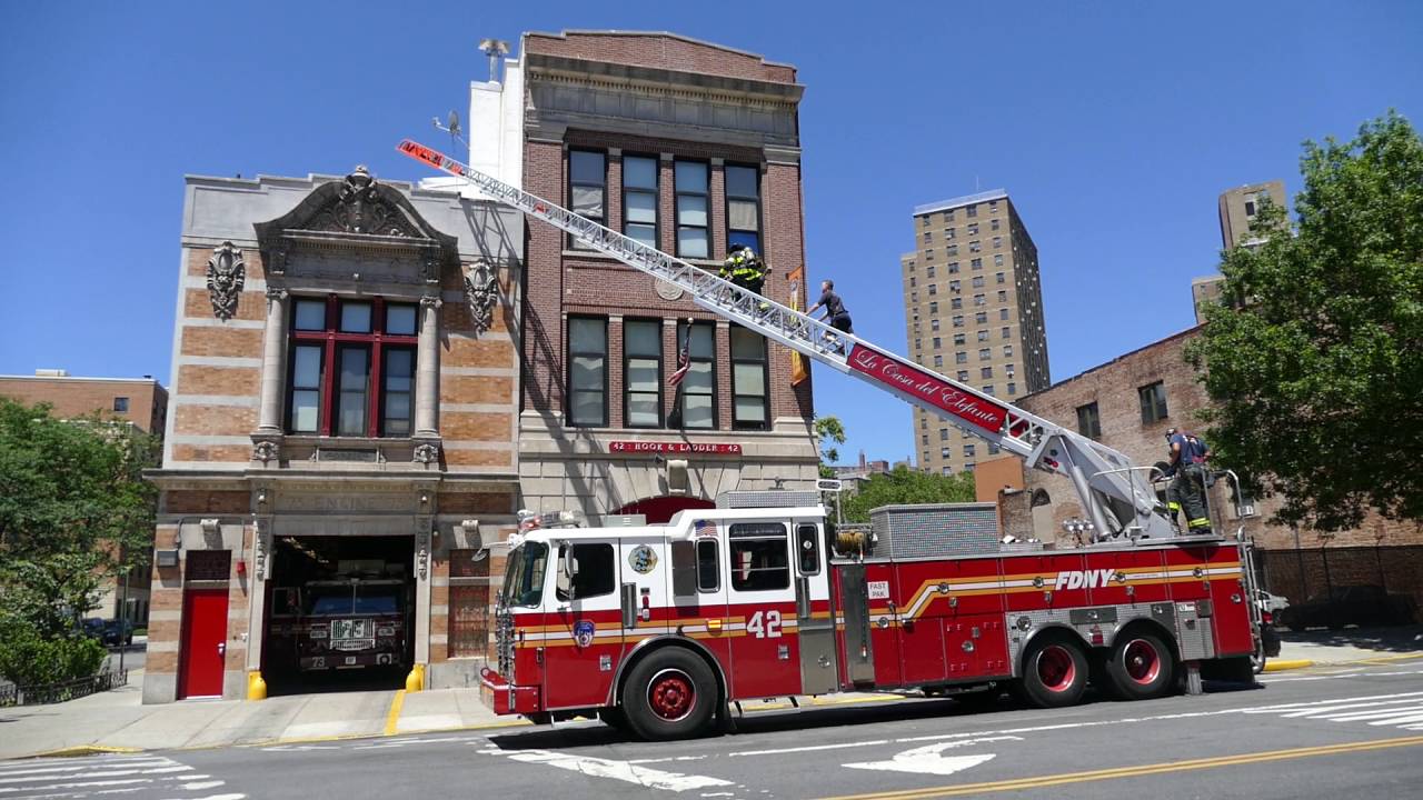 FDNY Ladder 42 conducts a rooftop drill - YouTube