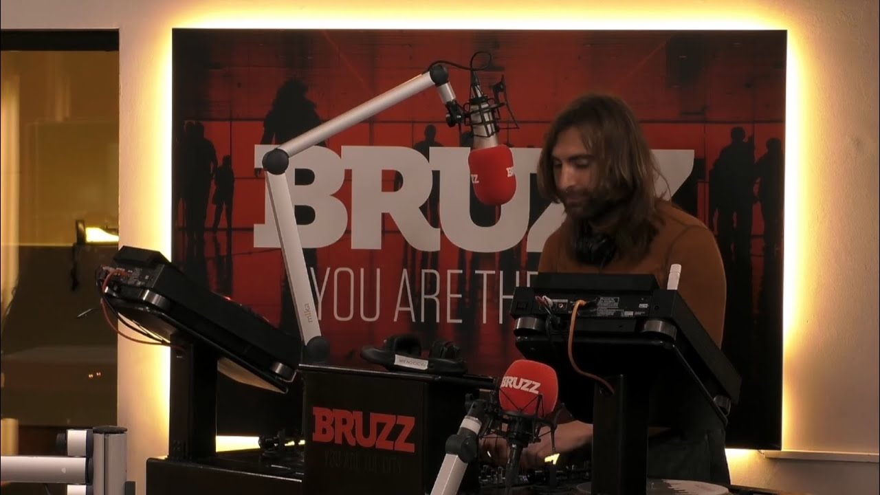 MAMBA for La Mitad | BRUZZ ICE (Live Radio Show) - YouTube