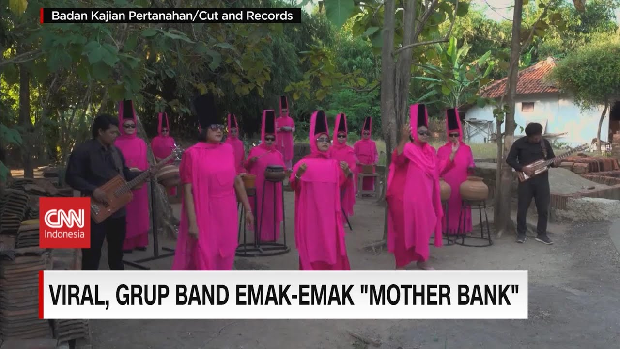 Curi Perhatian, Grup Band Emak-Emak "Mother Bank" Bergaya Nyentrik ...