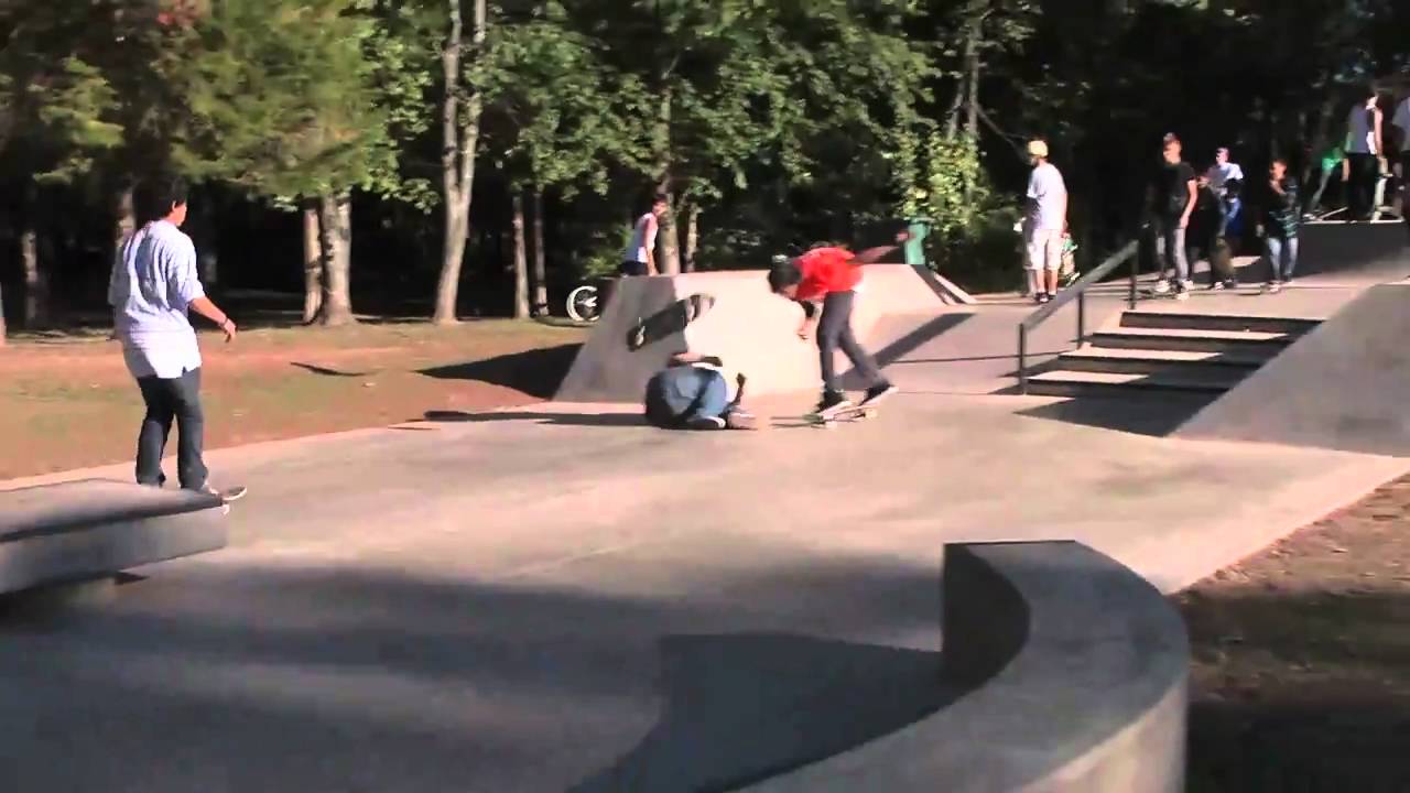 FAT KID falls at skatepark - YouTube